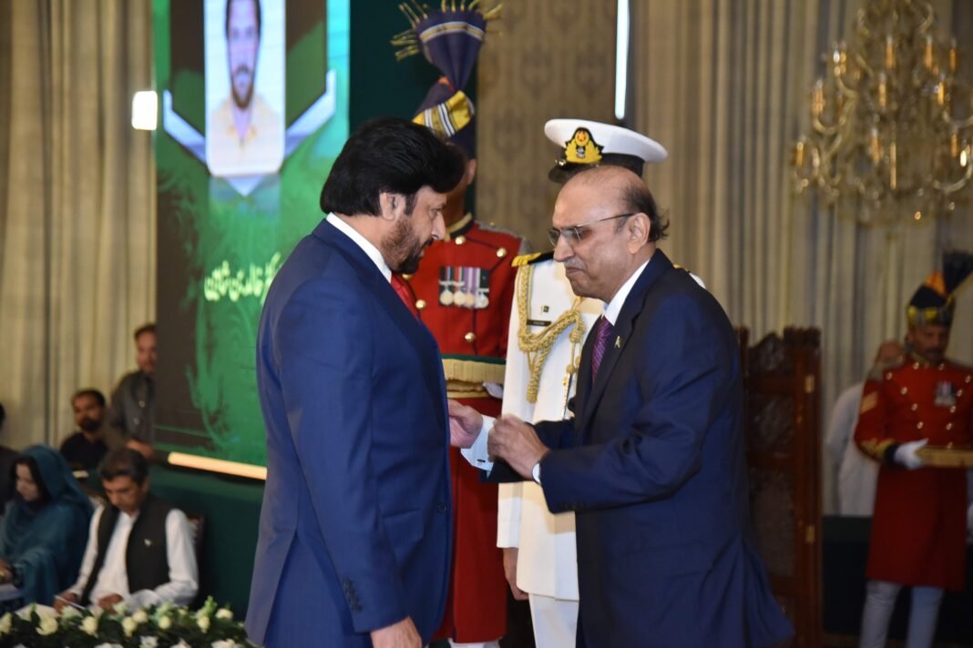 Actor Khalid bin Shaheen received a medal of distinction from the ...